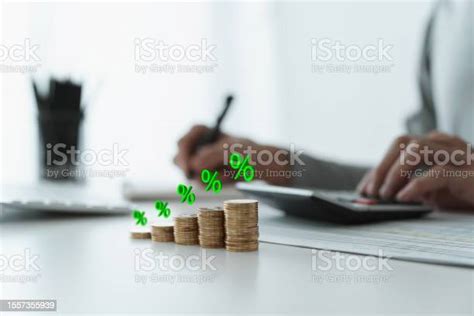 재정적 성장과 성공 아이디어 투자 관리 자금 또는 펀드 계획 전략 투자자 또는 거래자 수입 부 또는 이익 개인 금융 및 투자 목표 또는 목표 개념 Earnings