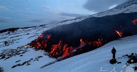 포토 붉은 용암 덩어리로 변한 이탈리아 에트나 화산