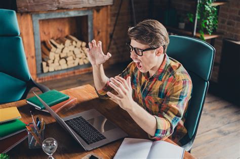 미친 분노의 젊은 남자가 입고 체크 무늬 셔츠를 입고 테이블 직장 작업 공간 실내 사무실 로프트 인테리어 사진 20 24세에 대한 스톡 사진 및 기타 이미지 Istock