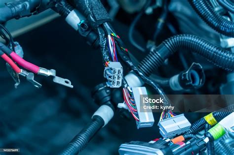 배선 수리점 및 전기 기술자의 전선 및 커넥터 및 터미널이 있는 대형 와이드 케이블 자동차에 대한 스톡 사진 및 기타 이미지 자동차 수송 케이블 Istock