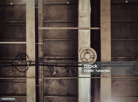 케이블 파이프 환기 덕트 및 팬이 있는 산업용 건물 콘크리트 천장 0명에 대한 스톡 사진 및 기타 이미지 0명 건설 산업