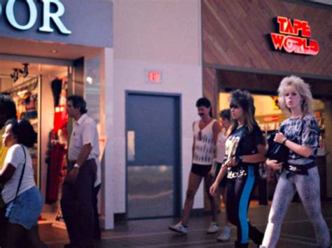 Spotted People Find Loved Ones In Amazing 1989 Mall Photos