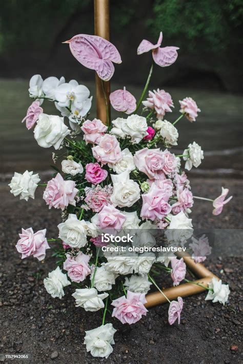 파스텔 난초 장미와 안투륨 꽃의 웨딩 아치의 꽃 장식 핑크와 코랄 컬러 꽃 컨셉 개념에 대한 스톡 사진 및 기타 이미지 개념 개화기 결혼 의식 Istock