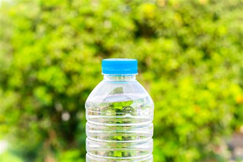 병 물 정원에서 나무와 나무 모호한 Bokeh 배경에서 플라스틱을 만든 패키지 또는 제품에 대 한 벽지를 사용 하 고 이미지를 새로 고침 3차원 형태에 대한 스톡 사진 및