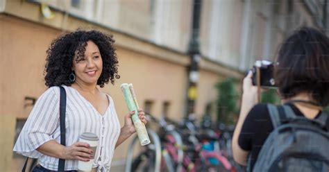 커피 한 잔과 함께 거리에 서 있는 웃는 여자 그녀의 사진을 찍는 여자 사진 Unsplash의 세르비아 이미지