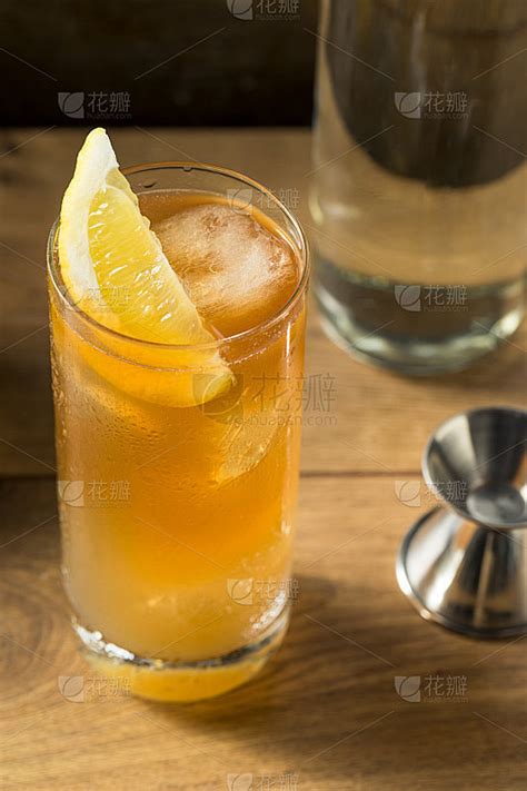 畅饮的长岛冰茶鸡尾酒