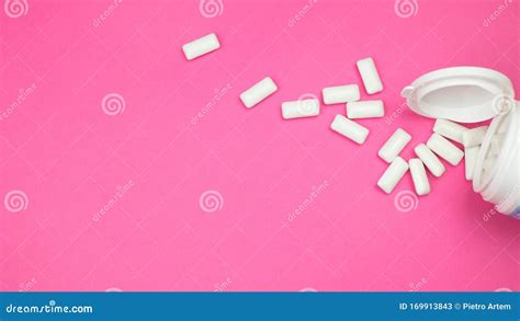 Chicle Derramado De Un Paquete Sobre Un Fondo Rosado Vista Superior Espacio De Copia Imagen De