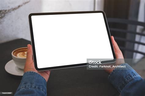 카페에서 빈 흰색 데스크톱 화면으로 디지털 태블릿을 들고있는 여성의 모형 이미지 35 39세에 대한 스톡 사진 및 기타 이미지 35 39세 가정 생활 공란 Istock