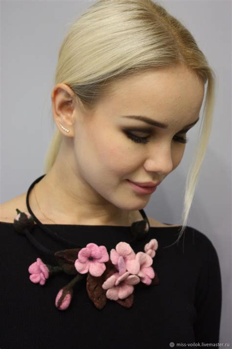 Купить Колье Нежный аромат 2 валяние в интернет магазине на Ярмарке Мастеров Bijoux Feutrés