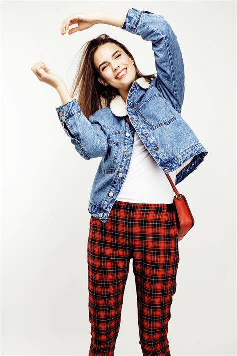 漂亮的女孩图片 白色背景下俏皮的时尚女孩素材 高清图片 摄影照片 寻图免费打包下载