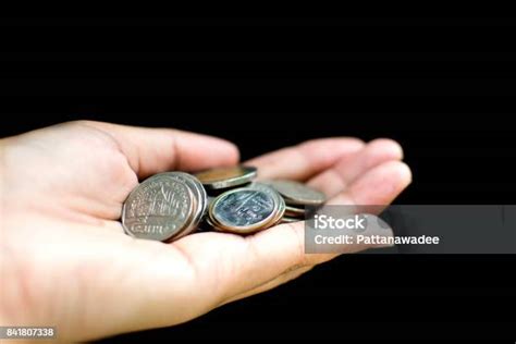 타이어의 더미 검은 배경에 돈 개념을 절약의 경로 클리핑 왼쪽된 아시아 여자 손에 동전 Dashain에 대한 스톡 사진 및 기타