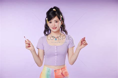 보라색 배경에 립스틱을 사용하는 소녀 사진 무료 다운로드 Lovepik