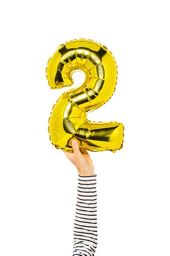 흰색 고립 된 배경에 숫자 두 옷에 손은 공기 황금 풍선을 보유하고있다 컨셉 홀리데이 생일 기념일 간판에 대한 스톡 사진 및 기타 이미지 Istock