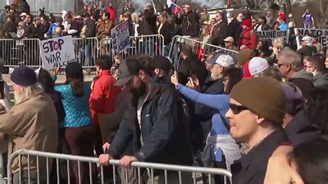 美上千反战人士游行要求停止对乌军援，现场前苏联与俄罗斯国旗亮眼凤凰网视频凤凰网