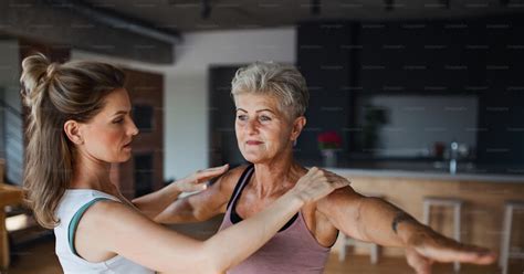 집에서 여성 물리 치료사와 함께 운동하는 운동복을 입은 활동적인 노인 여성 사진 Unsplash의 물리 치료 이미지