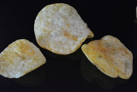 검은 색 광택 배경에 있는 향기로운 짠 신선한 감자는 반사 치즈 맛을 핍 있습니다 0명에 대한 스톡 사진 및 기타 이미지 0명 Salty Snack 감자 요리