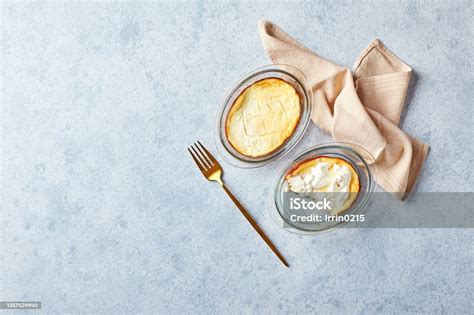 사워 크림과 함께 부분 유리 형태의 맛있는 코티지 치즈 캐서롤 아침 식사를 위한 전통 러시아 요리 자페칸카 건강한 식생활에 대한 스톡 사진 및 기타 이미지 Istock