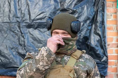 Сьогодні тисячі повідомлень зі словами «кохаю «люблю «моє щастя відправилися з фронту у тил