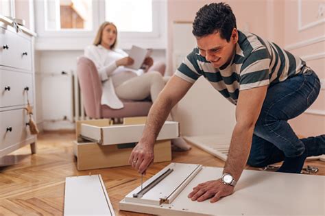 미래의 쾌활한 부모는 침실에서 아기를위한 유아용 침대를 조립합니다 2명에 대한 스톡 사진 및 기타 이미지 2명 30 34세 Diy Istock