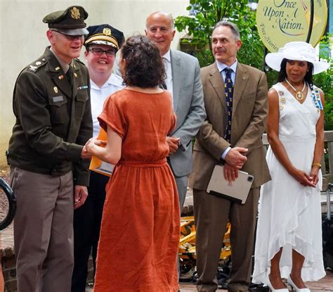 Army Reserve Leader Helps Welcome New U S Citizens In Philadelphia 75th U S Army Reserve