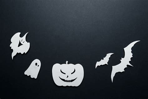 할로윈 장식 검은 배경에 할로윈 종이 장식입니다 맨 위 보기 액세서리 장식 할로윈 축제의 플랫 레이 공간을 복사합니다 최소한의 크리에이티브 컨셉 10월에 대한 스톡 사진 및