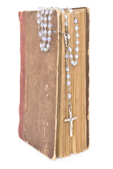 十字架上挂着荆棘冠冕特写图片 木制十字架上挂着荆棘冠冕特写素材 高清图片 摄影照片 寻图免费打包下载