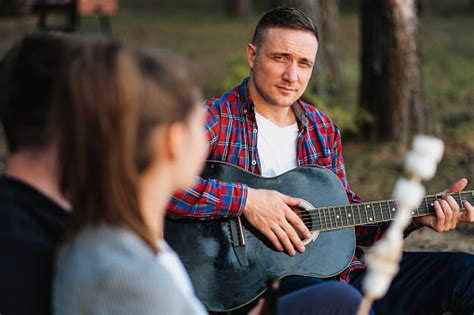 한 무리의 친구들이 숲 캠프에서 휴식을 취합니다 남자와 여자는 모닥불에 마시멜로를 준비합니다 자연의 파티 가을에 대한 스톡 사진 및 기타 이미지 Istock