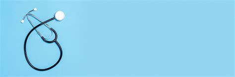 물음표가 있는 파란색 배경에 투명한 물이 있는 유리 병과 유리 건강과 아름다움 수분 균형 갈증 열 여름 선택의 개념 플랫 레이 상단 보기 배너 건강관리와 의술에 대한 스톡