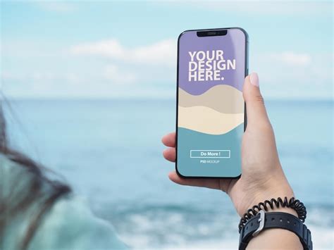 해변에서 여자 손에 스마트폰 템플릿 이랑 프리미엄 Psd 파일