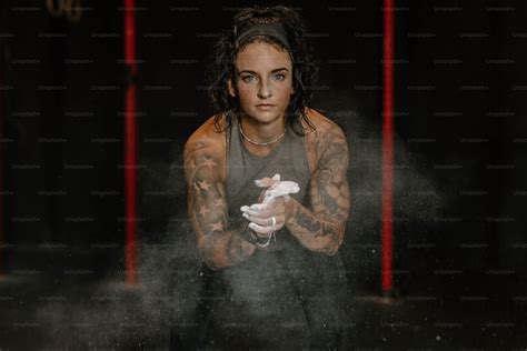 손에 하얀 물건을 들고 있는 여자 사진 Unsplash의 체육관 이미지