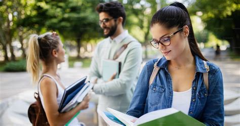 함께 공부하는 행복한 젊은 대학생들 대학에 다니는 다인종 사람들의 그룹 사진 Unsplash의 세르비아 이미지