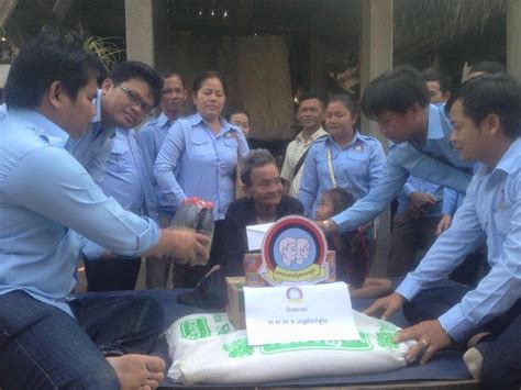 សហភាពសហព័ន្ធយុវជនកម្ពុជាខេត្តកំពង់ឆ្នាំងបាននាំយកនូវអំណោយទៅចែកជូនប្រជាពលរដ្ឋក្រីក្រ០៤គ្រួសារ