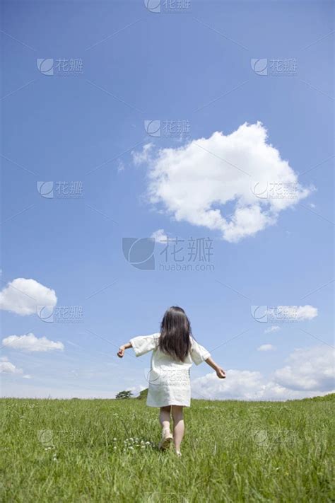 草原 背面视角 女孩 自然 垂直画幅 天空 女人 地形 蓝色 日本 花瓣网