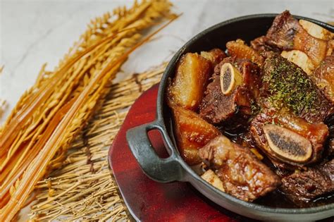 Premium Photo 검은색 접시에 담긴 한국 음식 갈비찜 요리