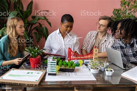 재생 가능한 녹색 에너지 원 대체 전기 폐기물 재활용을 통해 현대 도시 건축 프로젝트에 참여하는 국제 다양한 학생 그룹 브레인 스토밍 아이디어 사업 계획 20 24세에 대한