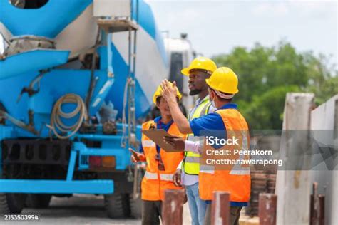 건설 현장에서 프로젝트 계획을 위한 감독 및 작업자 팀 회의 건설 현장에서 현장 관리자 및 건축업자 제어 콘크리트 트럭 믹서 30 34세에 대한 스톡 사진 및 기타 이미지