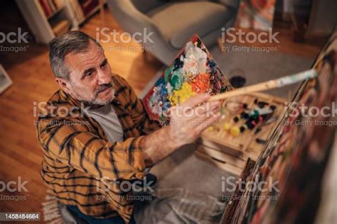 남성 예술가가 스튜디오에서 캔버스에 그림을 그립니다 60 64세에 대한 스톡 사진 및 기타 이미지 60 64세 공예 그리기 Istock