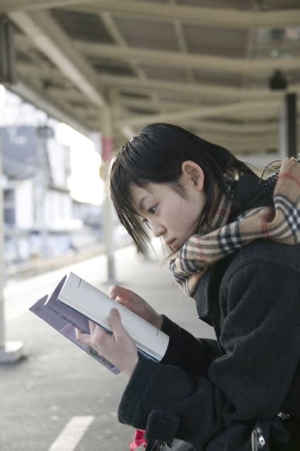 人物、日本人、女性、10代、学生、高校生、中学生、女子高生、制服、1人、屋内、駅、秋、冬、通学、登校、下校、勉強、真剣、横向き、季節、四季