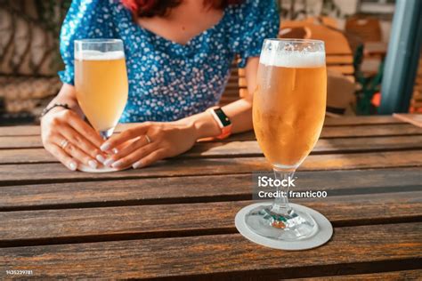 술집이나 바에있는 소녀는 안경에서 시원하고 상쾌한 신선한 빛을 여과 한 맥주를 마신다 축하 및 알코올 음료 개념 30 34세에 대한 스톡 사진 및 기타 이미지 Istock