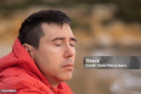 기후 변화에 대해 슬퍼하는 바다 앞에서 우는 젊은 성인 남자 지속 가능성과 환경의 개념 35 39세에 대한 스톡 사진 및 기타 이미지 35 39세 개념 기후 변화