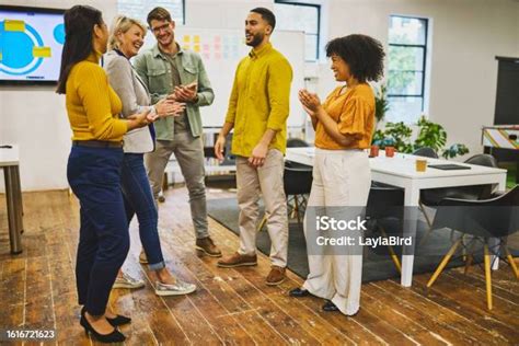 고위 관리자와 컨설턴트는 사무실에서 행복하게 웃고 박수를 친다 25 29세에 대한 스톡 사진 및 기타 이미지 25 29세