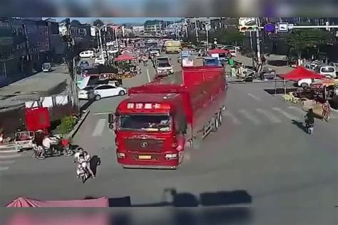 这种车祸谁遇谁倒霉，要不是监控，都不知有多无助。遇谁监控车祸