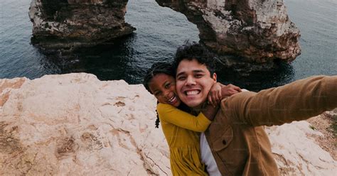 절벽 꼭대기에서 셀카를 찍는 남자와 여자 사진 Unsplash의 딸 이미지