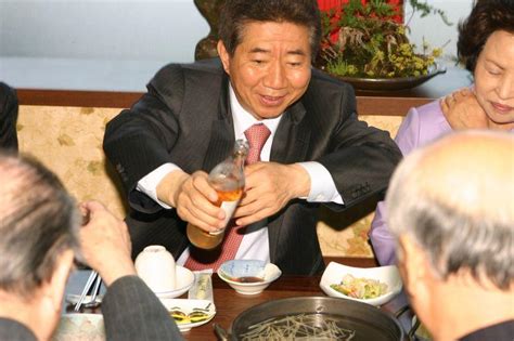 노무현사료관 경남 김해 진영읍 원로 초청 오찬에서 참석자에게 두 손으로 술을 따르는 노무현 전 대통령 노무현사료관 경남 김해 진영읍 원로 초청 오찬에서 참석자에게 두 손으로 술을 따르는 노무현 전 대통령