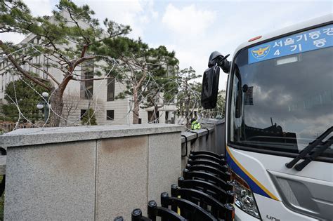 윤석열 탄핵 선고 ‘목 아니면 ‘금 가능성…헌재 17일에도 평의