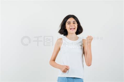 白色高清图片小女孩穿着白色衬衫和短裤，举起紧握的拳头，看上去很高兴。正视图。产品实拍免费下载格式编号52514239 千图网