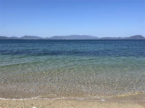 高松。春の瀬戸内海。波は穏やか、風はあたたか。人のいない海水浴場で、気持ちの良い午後を過ごしました。｜あっきー 桑島明大｜7 28文学