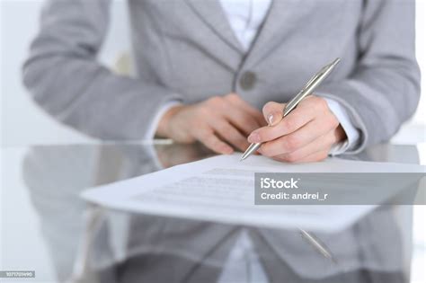 문서 비즈니스 개념에 펜으로 여성 손 클로즈업 사무실에서 직장에서 변호사 또는 비즈니스 여자 Final Round에 대한 스톡 사진 및 기타 이미지 Istock