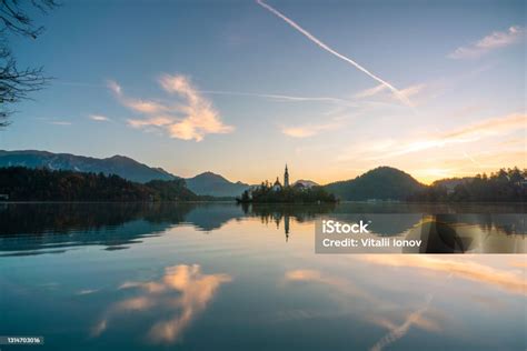 슬로베니아의 유명한 알프스 호수 블레드는 놀라운 가을 풍경입니다 호수의 멋진 전망 교회 블레드 성 산과 구름과 푸른 하늘 신선한 공기를 배경으로 0명에 대한 스톡 사진 및