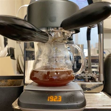 디센트 에스프레소 머신을 이용한 메탈 필터 브루잉 에스프레소 머신 에스프레소 머신은 뜨거운 물을 원하는 온도로 꾸준하게 내보내 줄 수 있는 도구죠 그래서 과거부터 많은